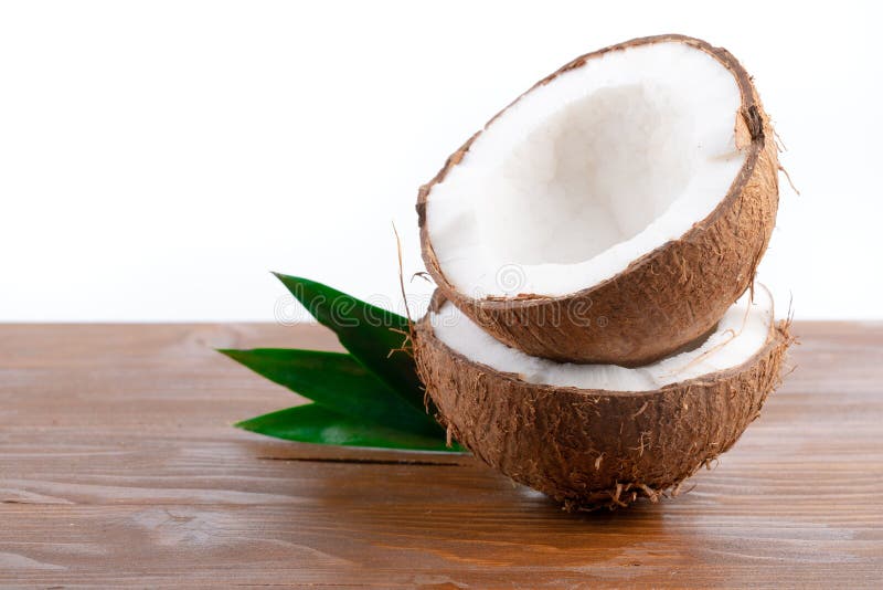 Coco maduro delicioso imagen de archivo. Imagen de hoja - 140500621