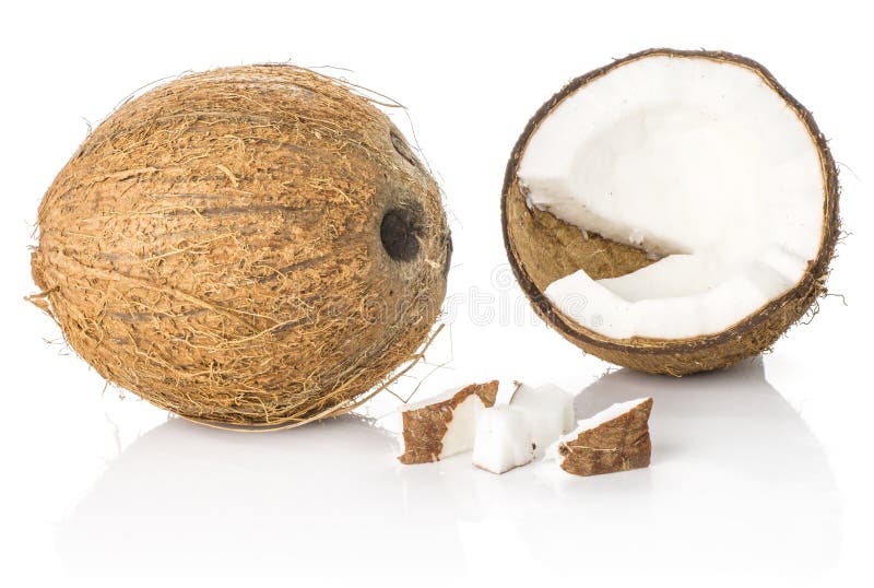 Coco Marrom Inteiro, Metade Quebrada E Partes Isolados No Branco Imagem ...