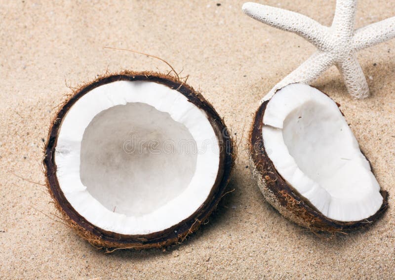 Coco na praia da areia imagem de stock. Imagem de bebida - 32380957