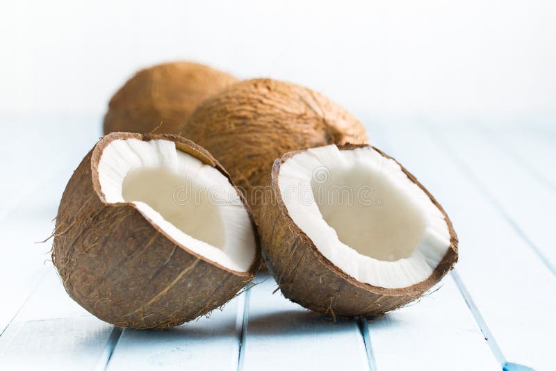 Coco Rallado, Entero Y Partido En Dos Imagen de archivo - Imagen de ...