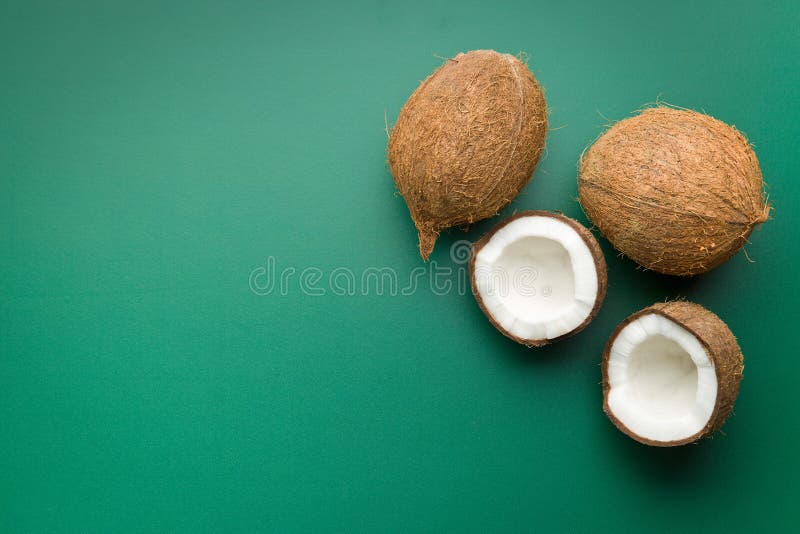 El coco partido en dos imagen de archivo. Imagen de cocos - 64610843