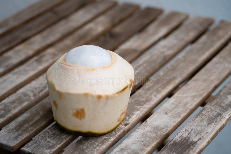 Coco Pelado Listo Para Comer. Coco Sin Cáscara Foto de archivo - Imagen ...