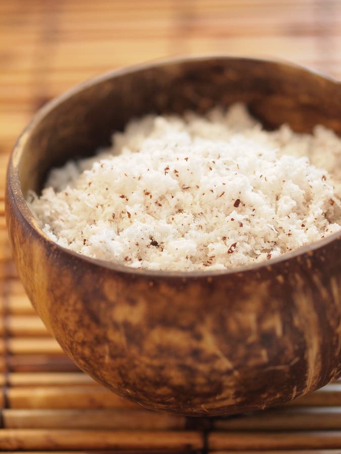 Coco Raspado Com a Cesta Do Branco Do Ralador E Da Porca Imagem de ...