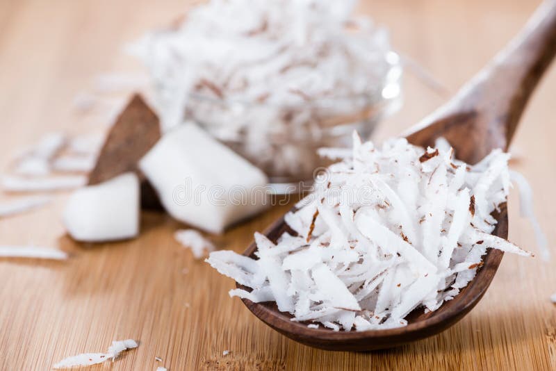 Coco Raspado Com a Cesta Do Branco Do Ralador E Da Porca Imagem de ...