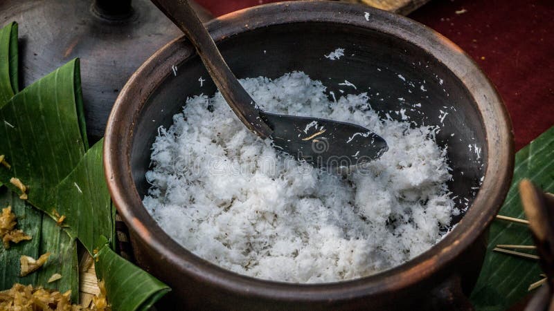 Coco Raspado Com a Cesta Do Branco Do Ralador E Da Porca Imagem de ...