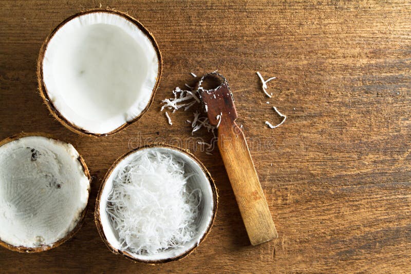 Coco Raspado Com O Ralador No Fundo De Madeira Foto de Stock - Imagem ...
