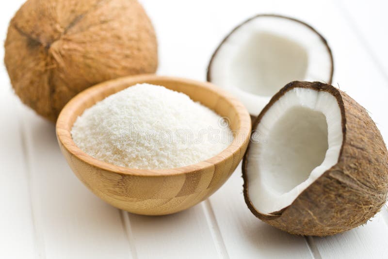 Coco Raspado, Inteiro E Partido Ao Meio Imagem de Stock - Imagem de ...