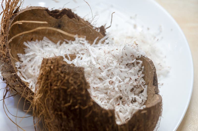 Coco recientemente rallado imagen de archivo. Imagen de cocina - 73577895
