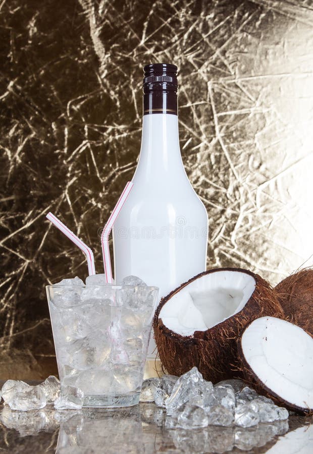 Coco tropical imagen de archivo. Imagen de grieta, bebida - 150826467