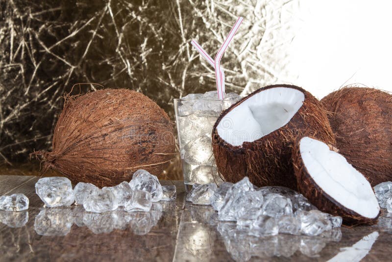 Coco tropical imagen de archivo. Imagen de abierto, fruta - 150828327