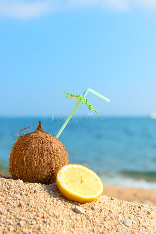 Coco Y Fruta Tropicales En La Playa Imagen de archivo - Imagen de ...