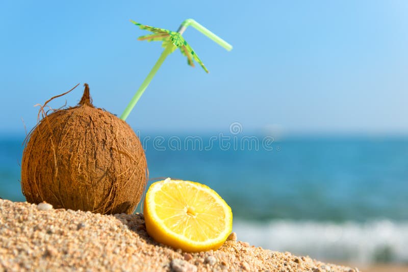 Coco Y Fruta Tropicales En La Playa Imagen de archivo - Imagen de coco ...