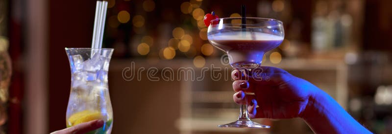 Coctails in the bar stock image. Image of nightclub, hand - 55486397