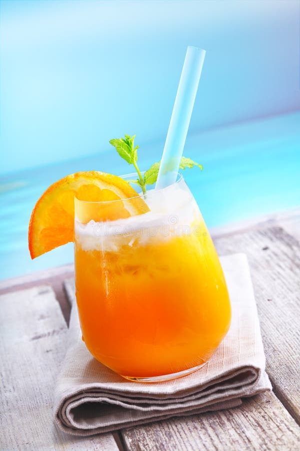 Coctel De La Naranja Y De Ron Foto de archivo - Imagen de naranja ...