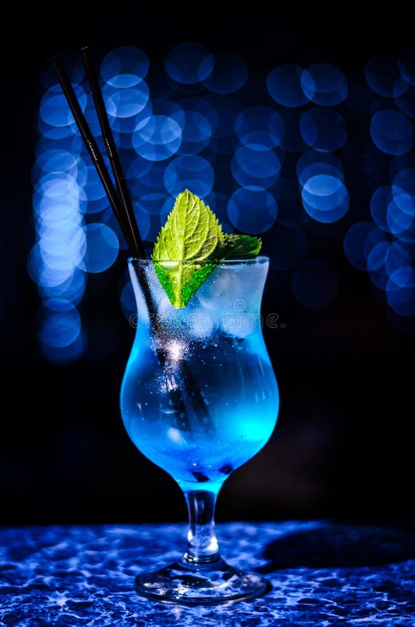 Bebida azul de la laguna imagen de archivo. Imagen de coctel - 13351101