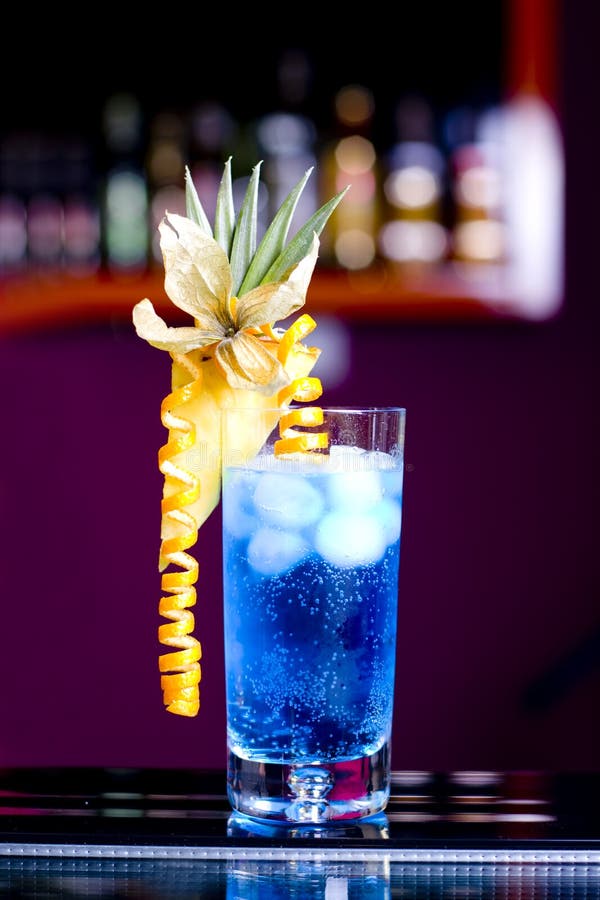 Coctel hawaiano azul imagen de archivo. Imagen de refresco - 18402947
