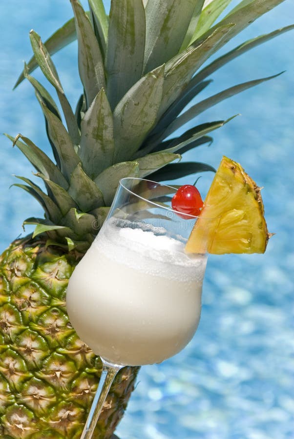 Poolside Pina Colada foto de archivo. Imagen de fruta - 14715244