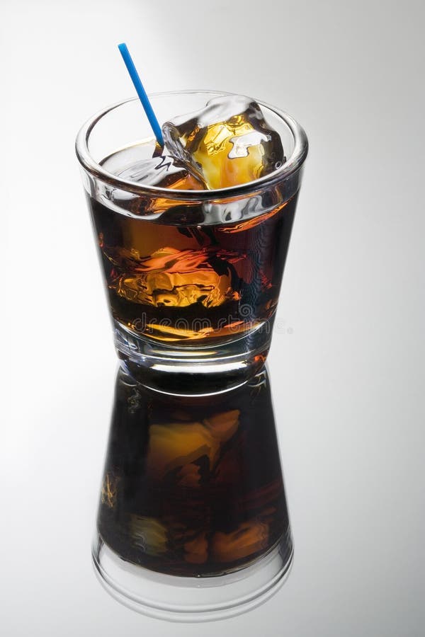 Cóctel Ruso Negro Con El Licor De La Vodka Y Del Café Foto de archivo ...