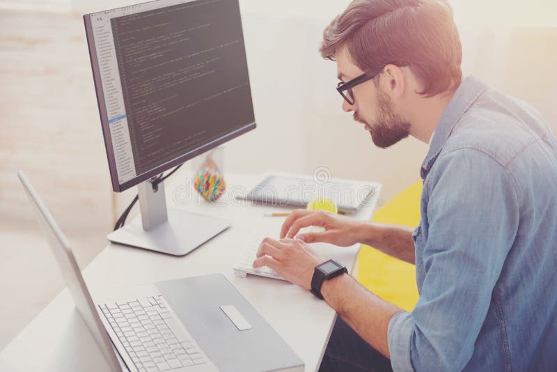 Programmeur Ambitieux Travaillant Sur Un Ordinateur Dans Un Bureau ...