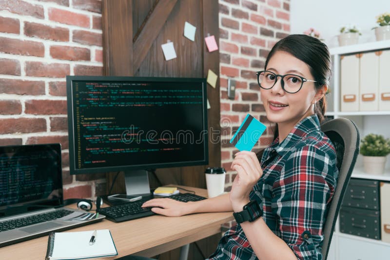 Codificación De Datos Bonita Confiada De Diseño Del Programador Foto de archivo - Imagen de ...