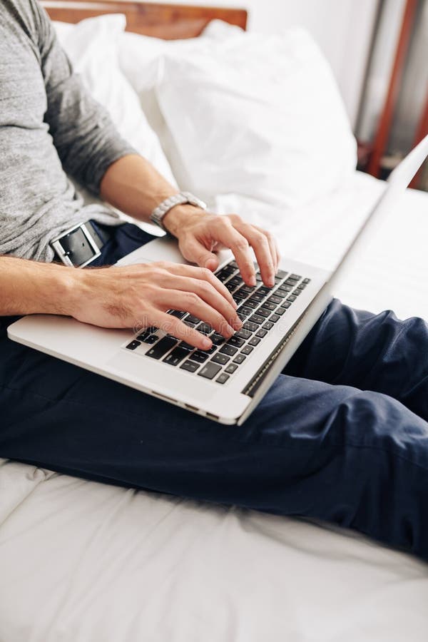 Codificando a un joven imagen de archivo. Imagen de internet - 160415847