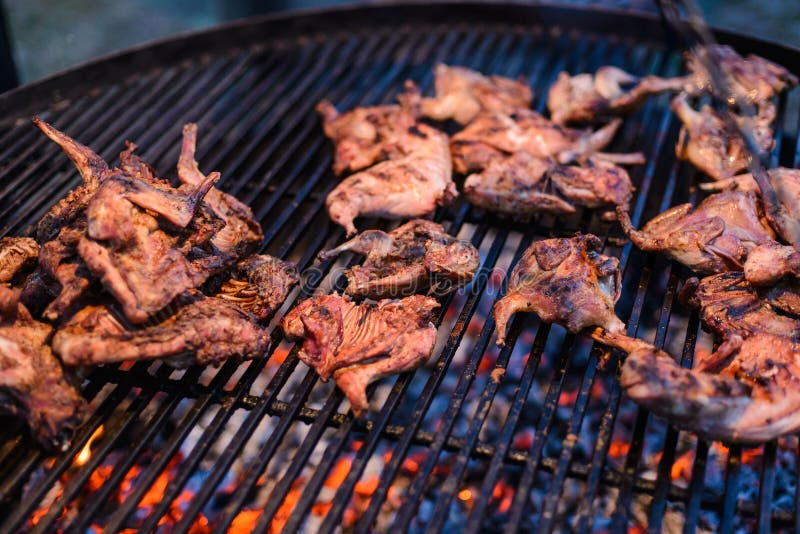 Codornices Asadas En La Rejilla De La Parrilla Imagen de archivo ...
