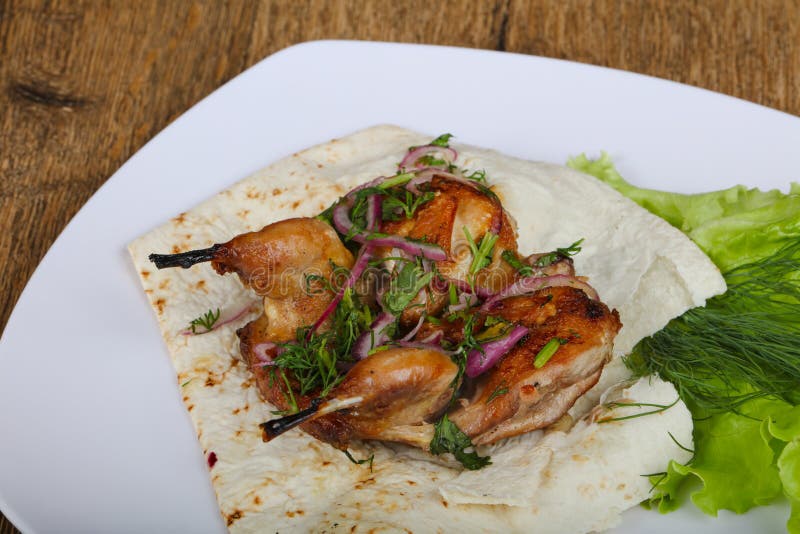 Codornices Asadas a La Parilla Foto de archivo - Imagen de verde, asado ...