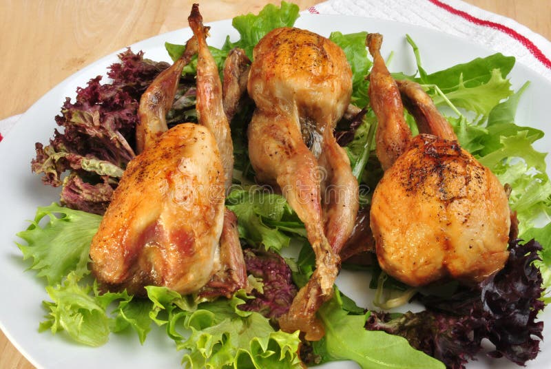 Codornices Asadas a La Parilla En Una Placa Imagen de archivo - Imagen ...