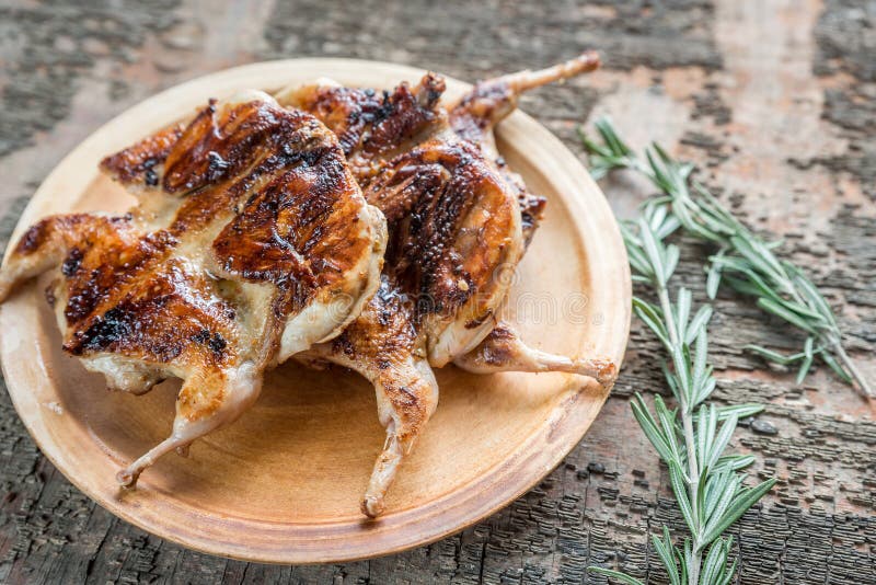 Codornices Asadas a La Parrilla Foto de archivo - Imagen de pocos ...