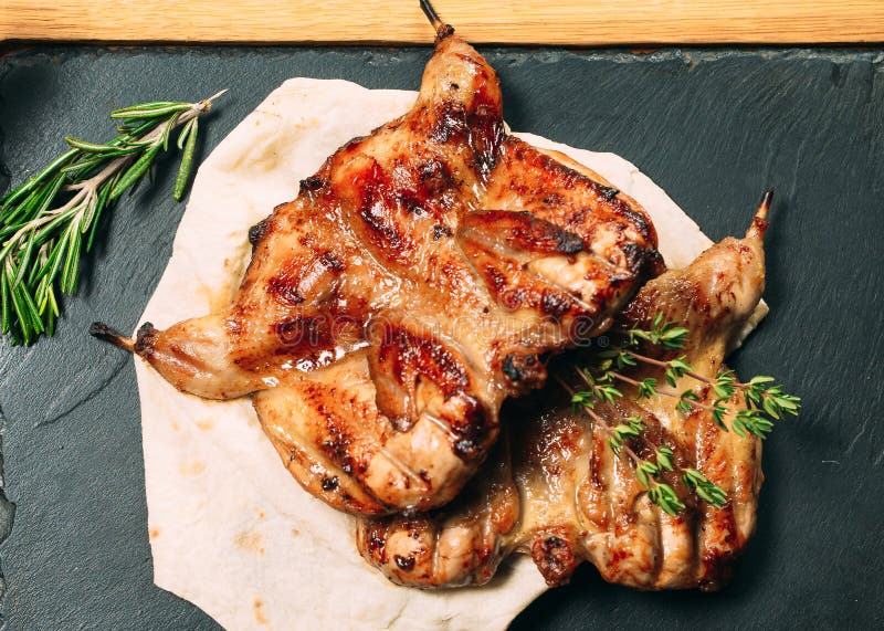 Codornices Asadas a La Parrilla En La Placa De Madera En La Tabla Foto ...