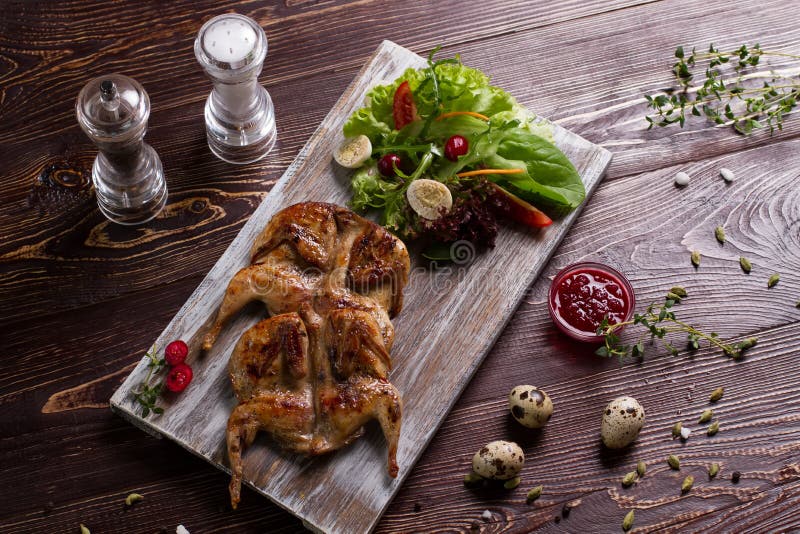 Codornices De La Carne Asada Con La Ensalada Vegetal Foto de archivo ...