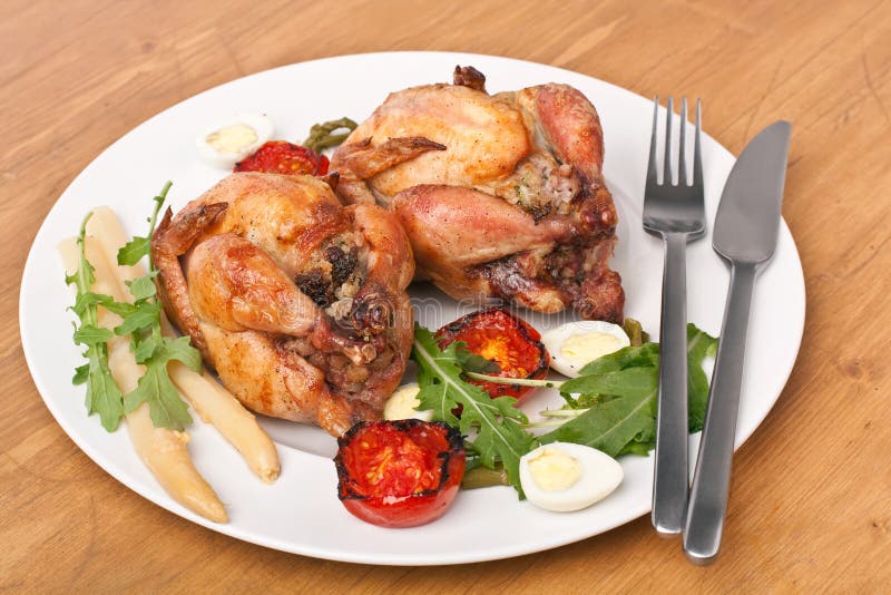 Codornices Asadas Con La Ensalada Vegetal Foto de archivo - Imagen de ...