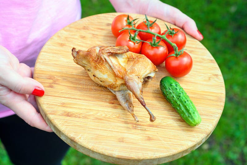 Codornices Fritas Deliciosas Con Las Verduras Foto de archivo - Imagen ...