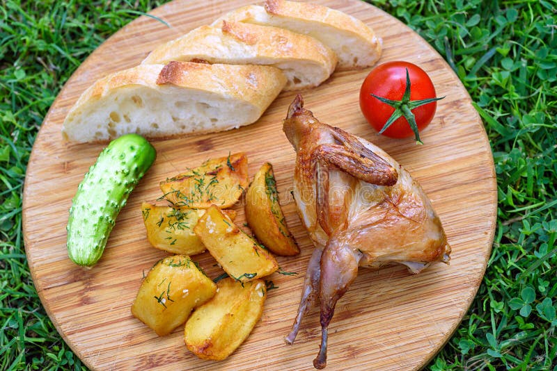 Codornices Fritas Deliciosas Con Las Verduras Foto de archivo - Imagen ...