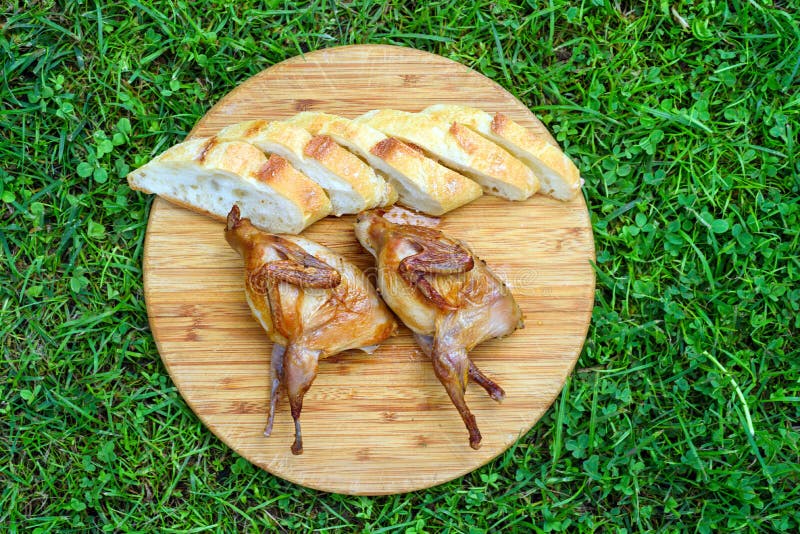 Codornices Fritas Deliciosas Con Las Verduras Imagen de archivo ...