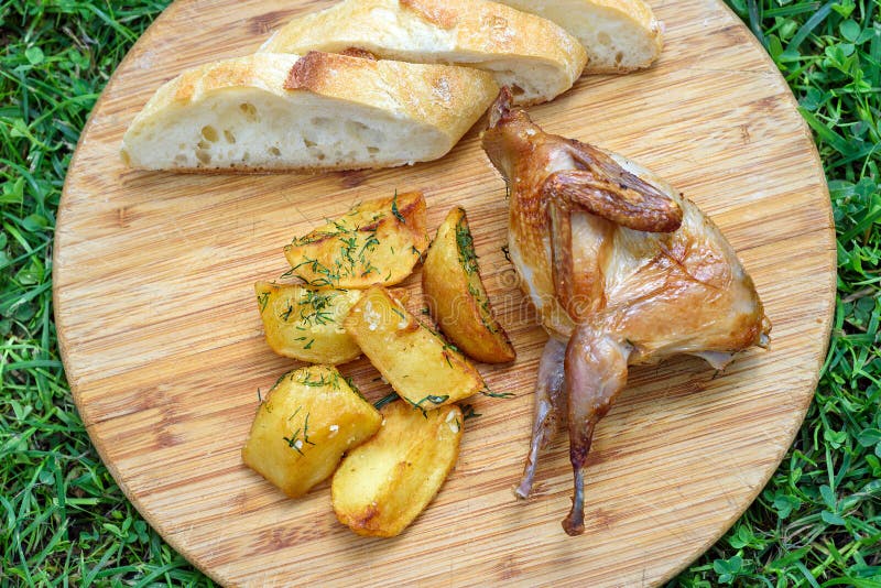 Codornices Fritas Deliciosas Con Las Verduras Imagen de archivo ...