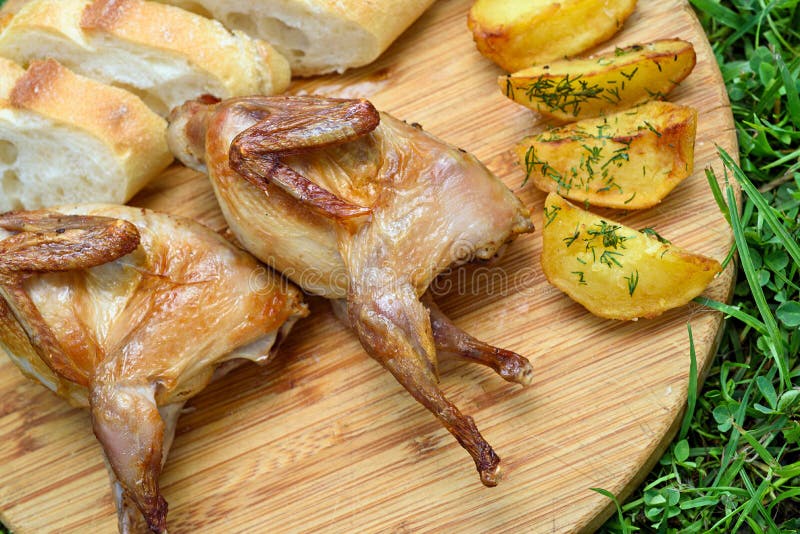 Codornices Fritas Deliciosas Con Pan Y Potatos Imagen de archivo ...