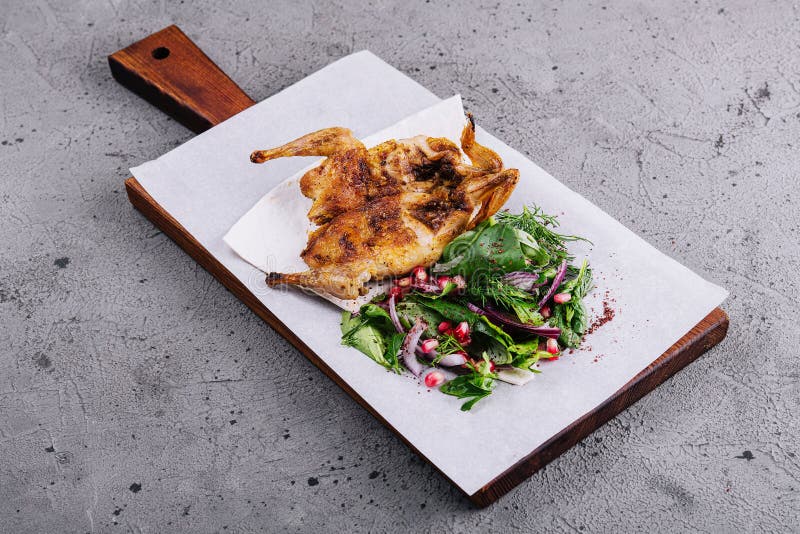 Codorniz Asada En Tabla De Corte De Madera Con Ensalada Verde Aderezada ...