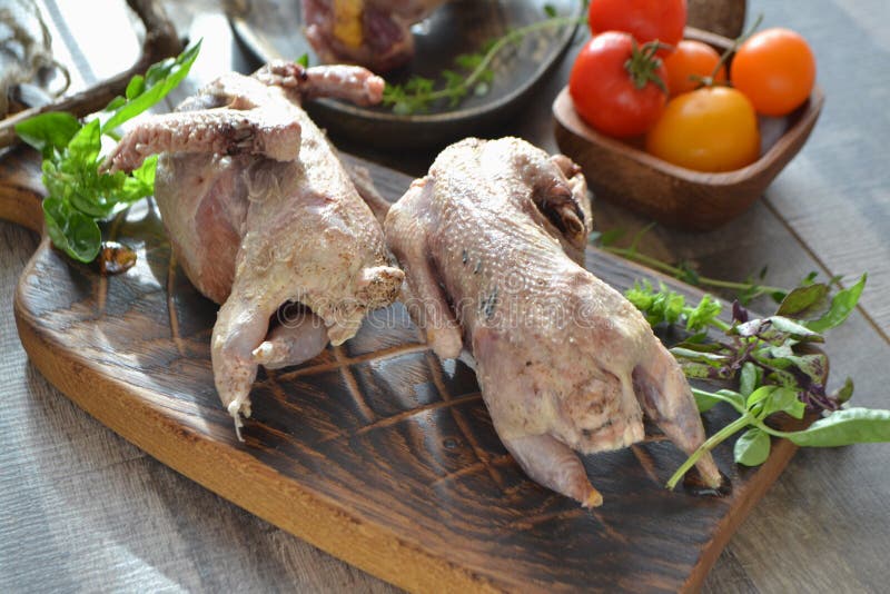 Perdiz Cruda De Los Ingredientes Forestales Rusos Para Cocinar Una Cena ...