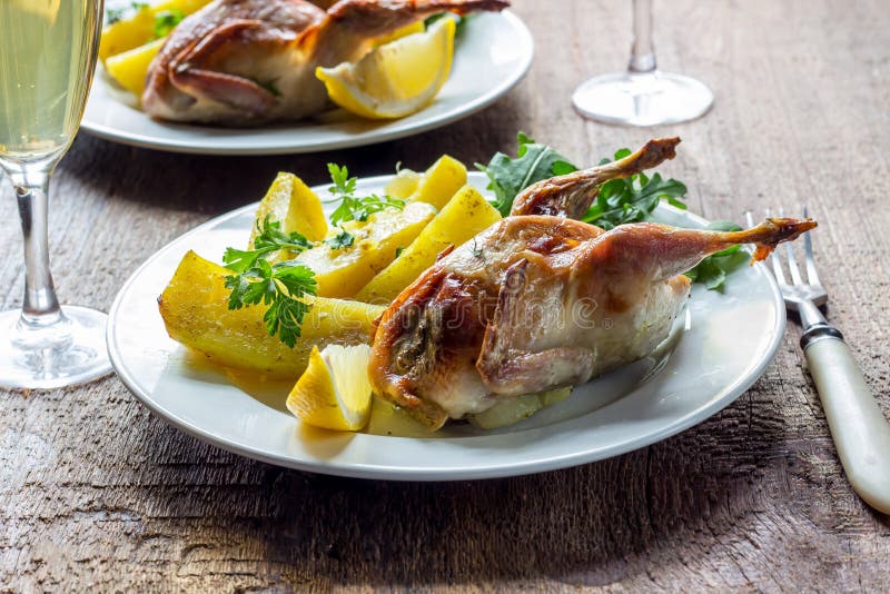 Codorniz Fritadas Deliciosas Foto de Stock - Imagem de dourado, picante ...