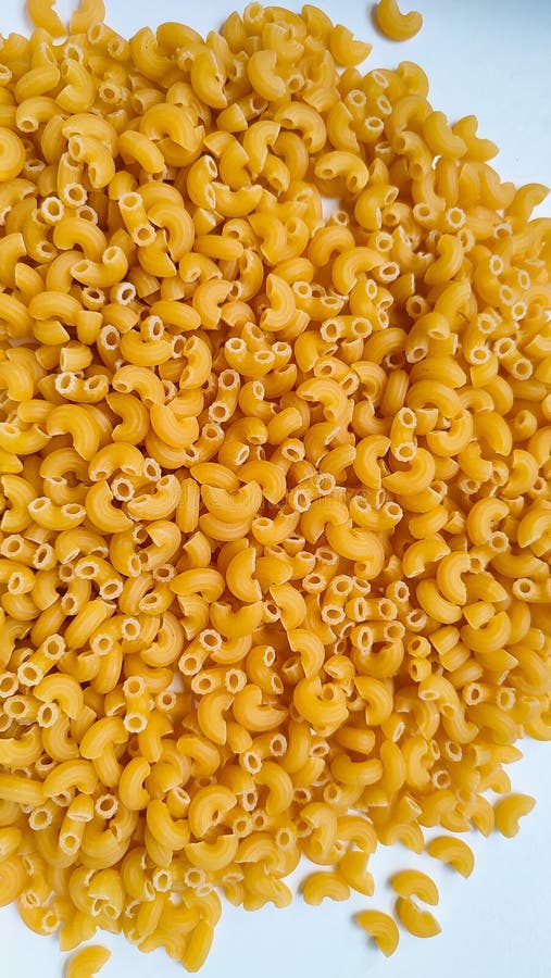 Codos Crudos Pasta Aislada En Fondo Blanco Foto de archivo - Imagen de ...