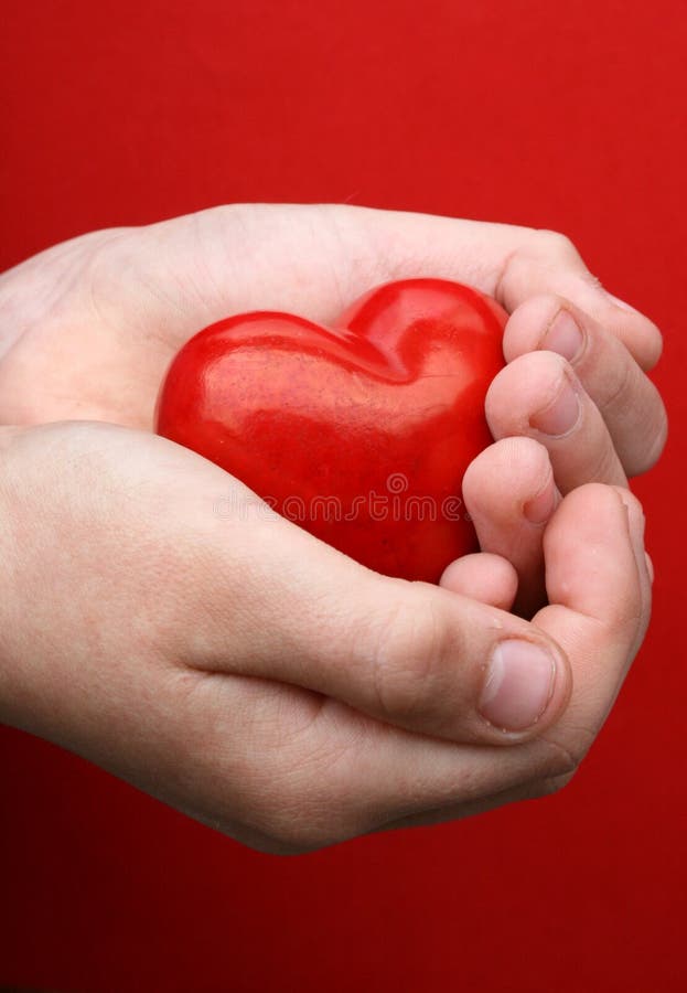Coeur dans des mains photo stock. Image du heureux, enfant - 5950626