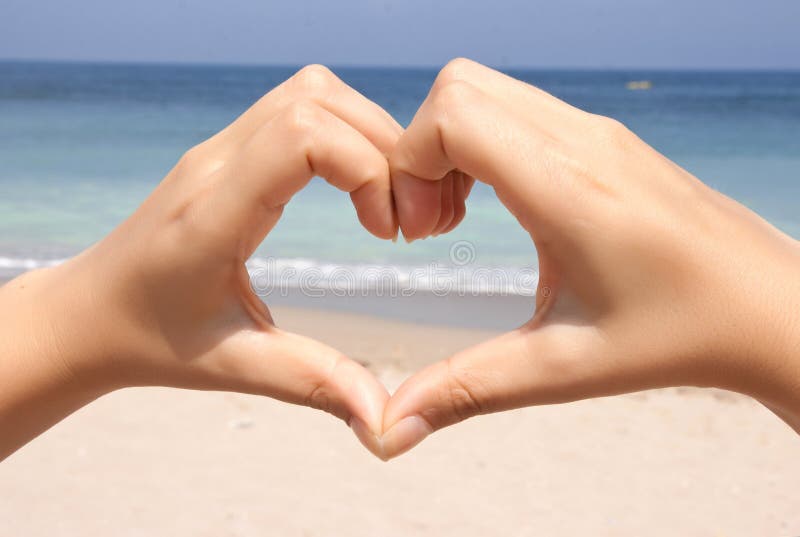 Coeur de doigt photo stock. Image du rouge, gens, amour - 115607710