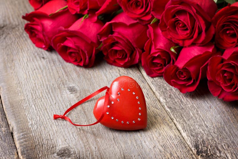 Coeur rouge, roses rouges image stock. Image du fête - 38891697