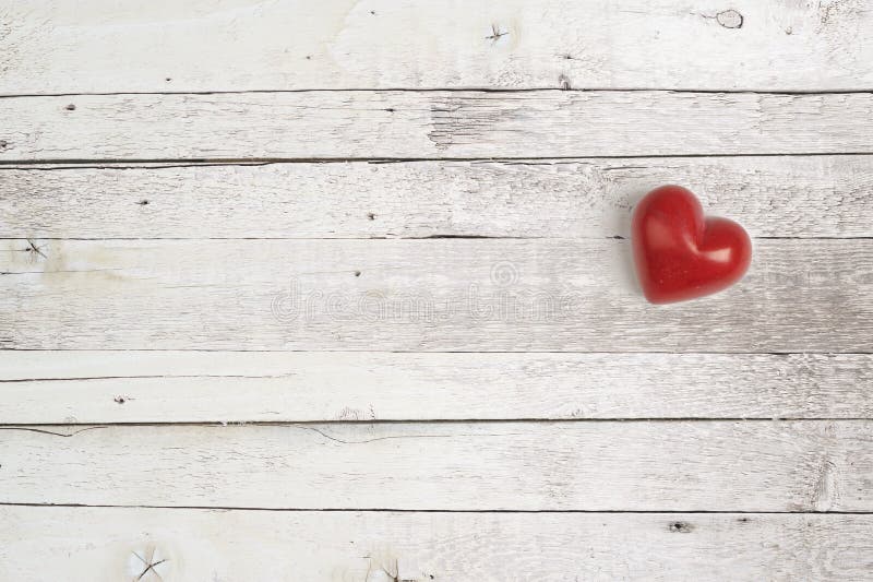 Coeur Rouge Sur Une Table En Bois Photo stock - Image du étage, couleur ...