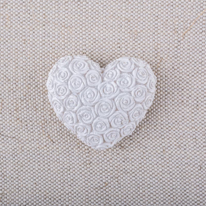 Coeur sur un tissu beige photo stock. Image du carte - 77413512
