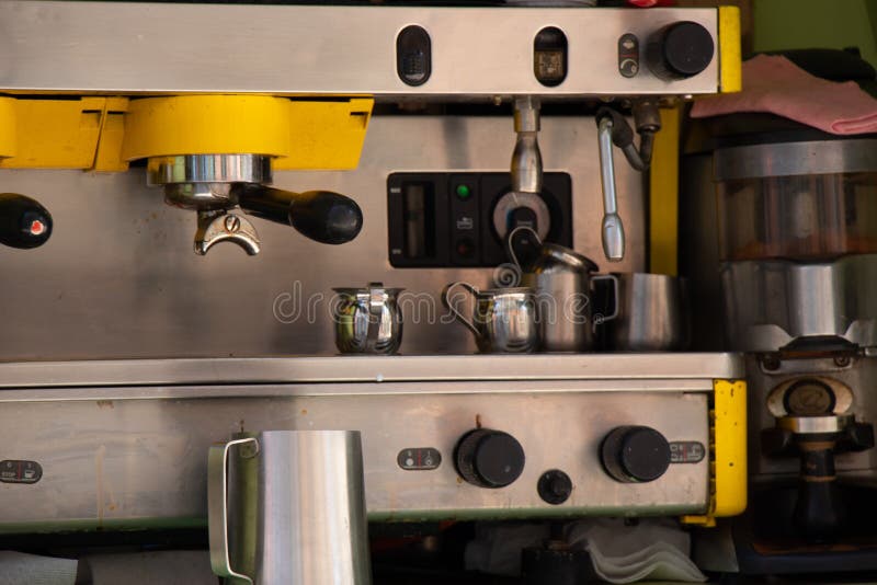 A Coffee Machine Built into the Machine Makes Coffee on the Street ...