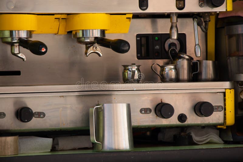 A Coffee Machine Built into the Machine Makes Coffee on the Street ...