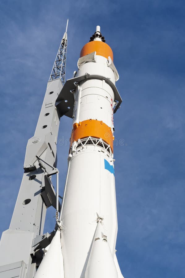 Cohete De Espacio En La Plataforma De Lanzamiento Imagen de archivo ...