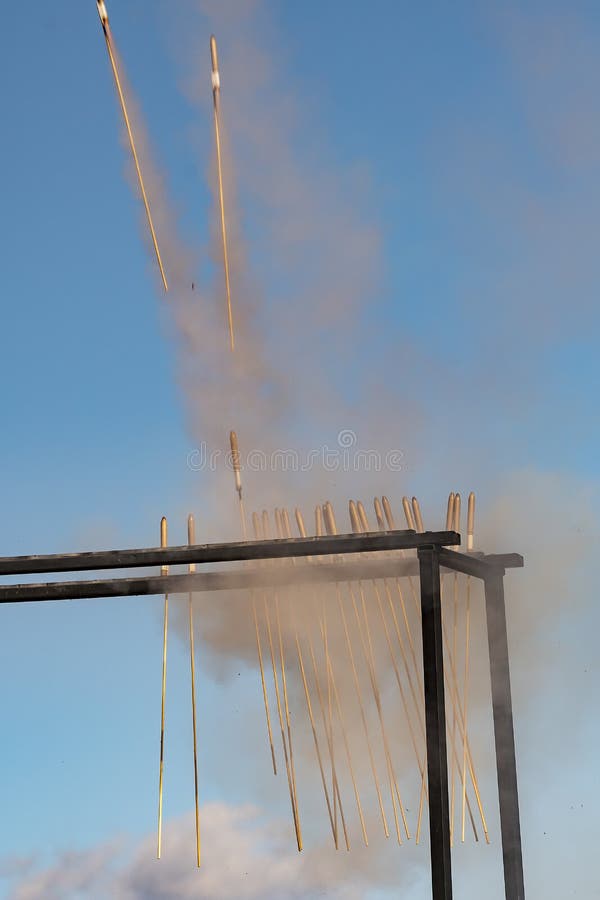 Cohetes Explosivos Anuncian El Inicio De La Fiesta. Foto de archivo ...